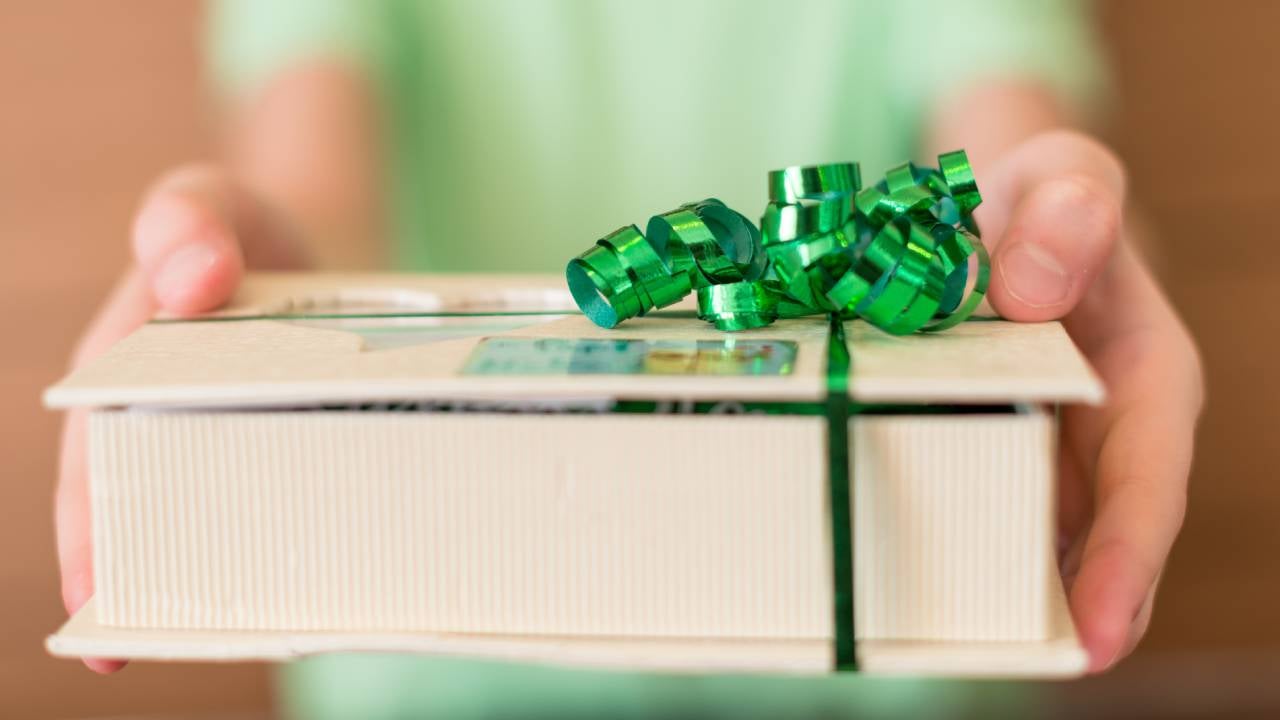 How to give stock as a holiday gift | Indestata